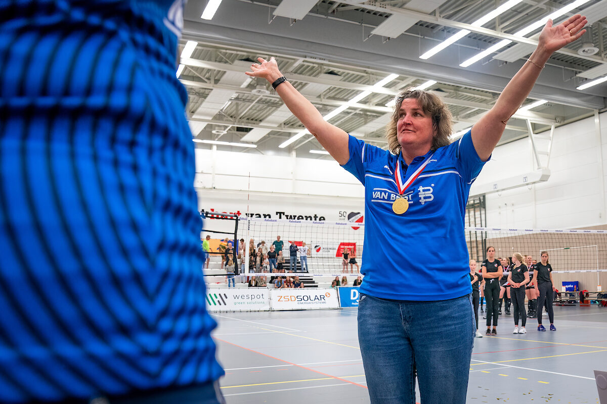 Vera Koenen trainster bij de Prima Donna Kaas Volleybalschool ...