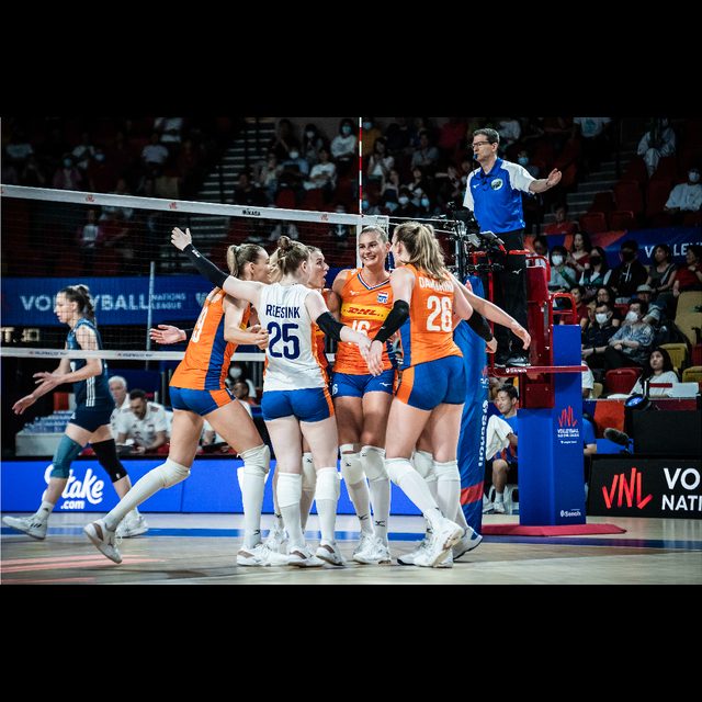 Spectaculaire eerste overwinning voor Nederland in VNL - Volleybalkrant